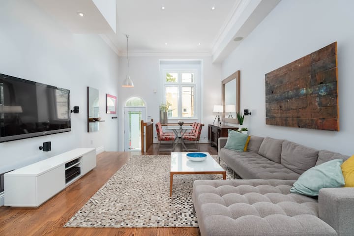 3 Bedroom Home W/ Parking In Beautiful Queen West - Toronto