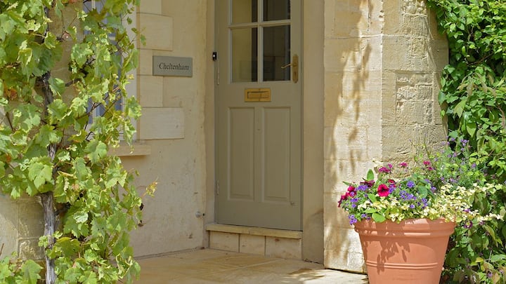Cheltenham (Sleeps 4 + 1 Camp Bed) - Chipping Norton