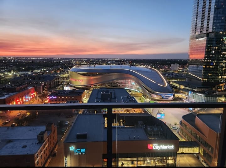 Upscale Condo Overlooking Roger's Place-long Term - Edmonton