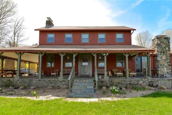 The Red Farmhouse -  Renovated In 2019 ~ 3 Acres - Litchfield, CT
