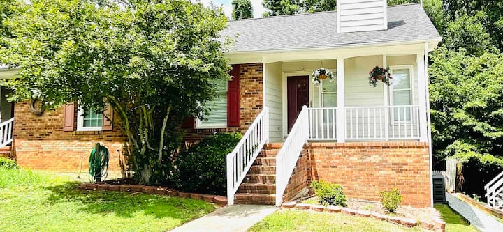 The Lion’s Den 2bd-2batown Home Quiet Neighborhood - Winston-Salem, NC