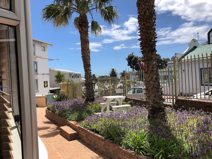 Palm Beach Camps Bay Beachfront Accommodation - Camps Bay