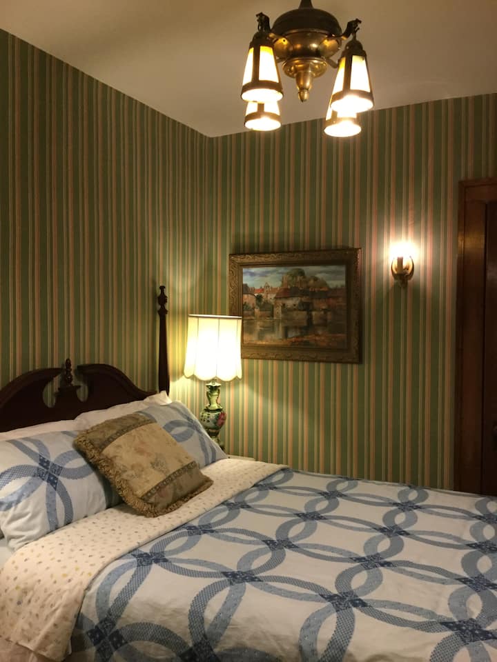 Green Room 2 - Castle Victoria - Niagara Falls