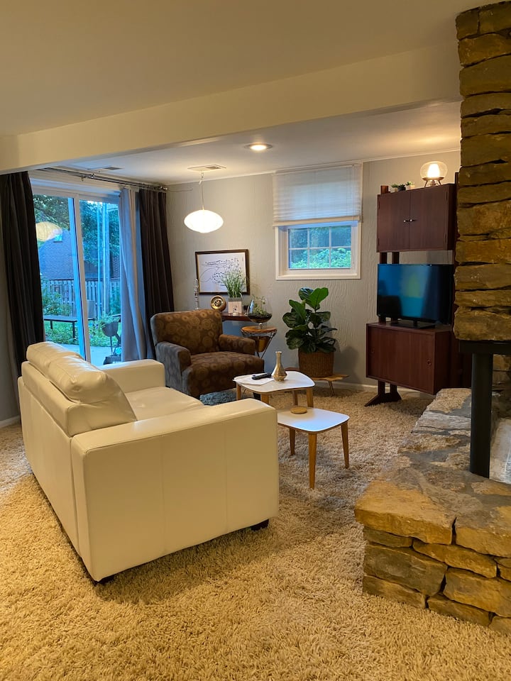 Cushy King-sized Master Suite W/fireplace, Patio - Kansas City, MO