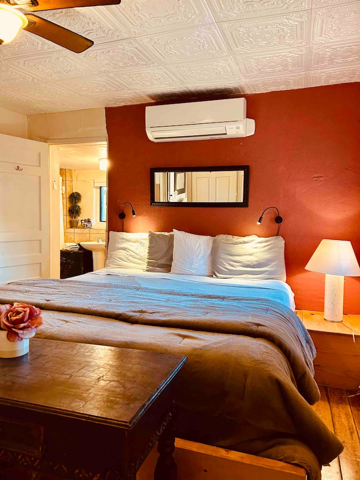 Historic And Stylish Downtown Railyard Adobe - Santa Fe, NM