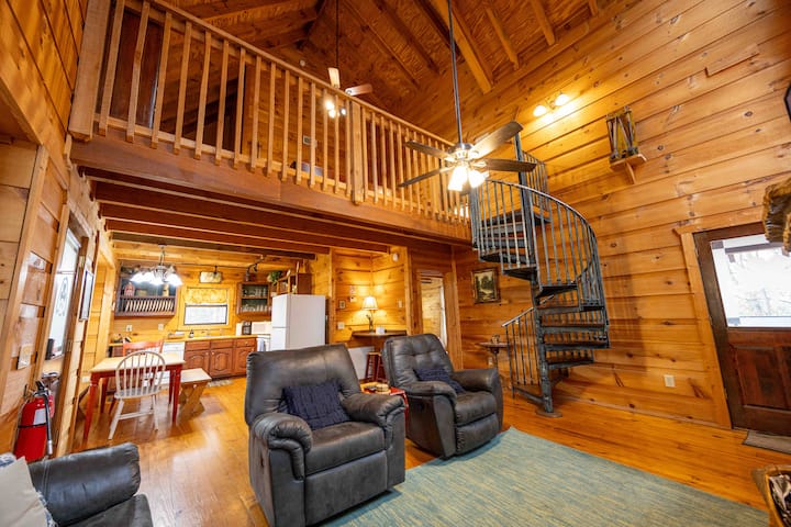 Mountaintop Pigeon Forge Cabin 1 Mile From Parkway - Pigeon Forge, TN