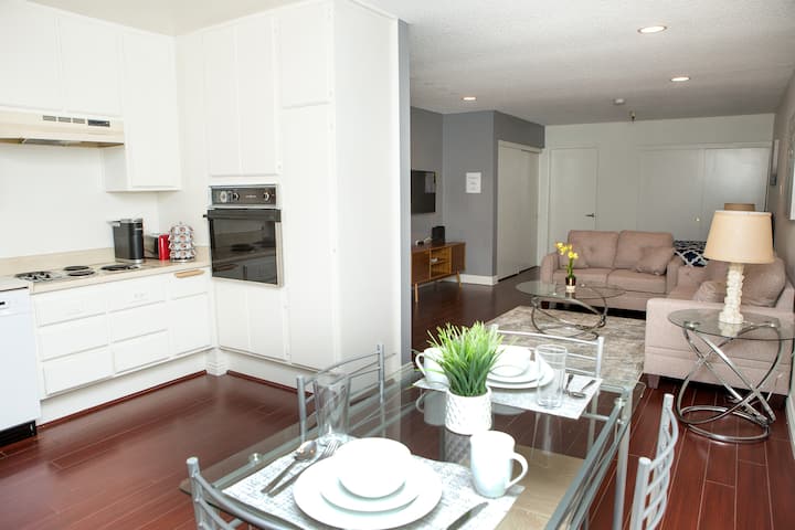 Breathtaking Hollywood Studio - Fully Furnished - Los Ángeles