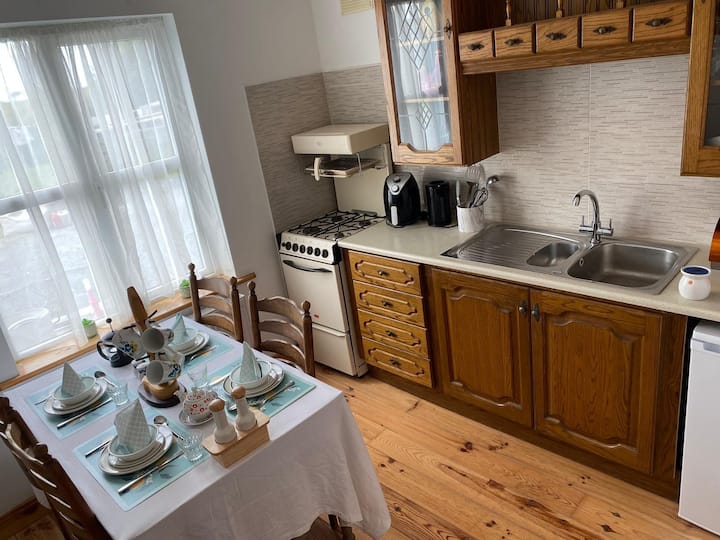 The West Wing At Doolin Sunset.
A Self Contained 2 Bedroomed, Ground Floor Space That Sleeps 5 People, With Self Check In And Own Private Entrance. Located In The Countryside With Amazing Views To Doolin Village And The Atlantic Ocean. - Doolin