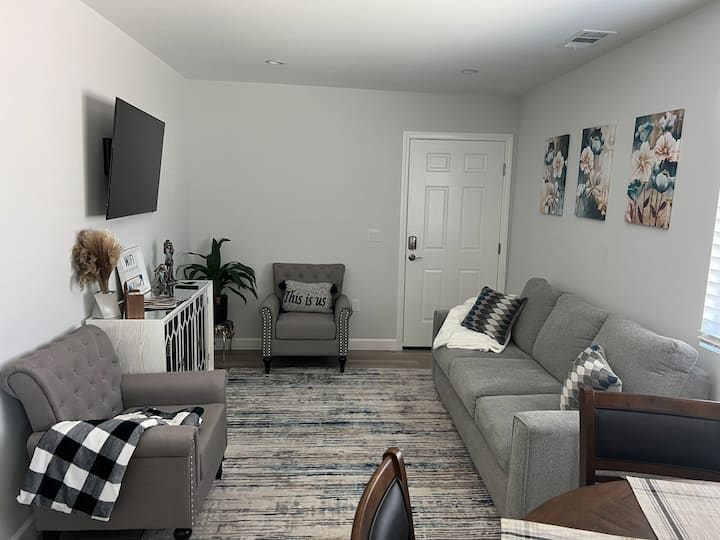 Guesthouse In Los Angeles - Los Angeles, CA