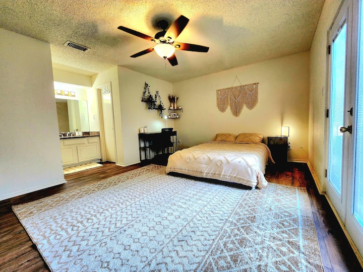 Spacious Master Room W Priv Bath - Dallas, TX