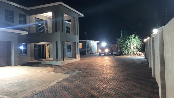 5 Bed-hse,self-catering,unidale, Hatcliffe Harare - Harare