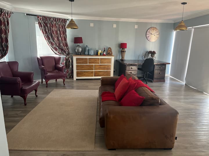 Lovely 2-bedroom Apartment With Free Parking - Western Cape