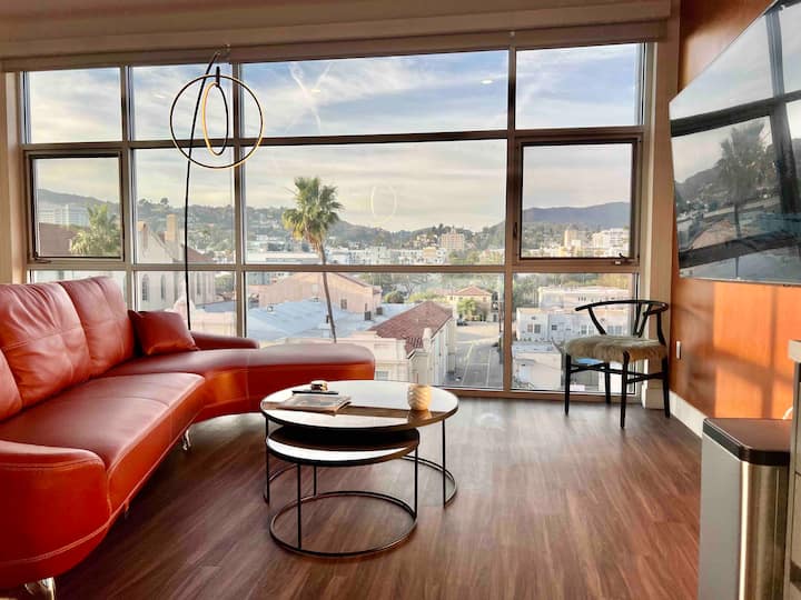 Penthouse Corner 2-bedroom, Hollywood Sign Views! - Beverly Hills, CA