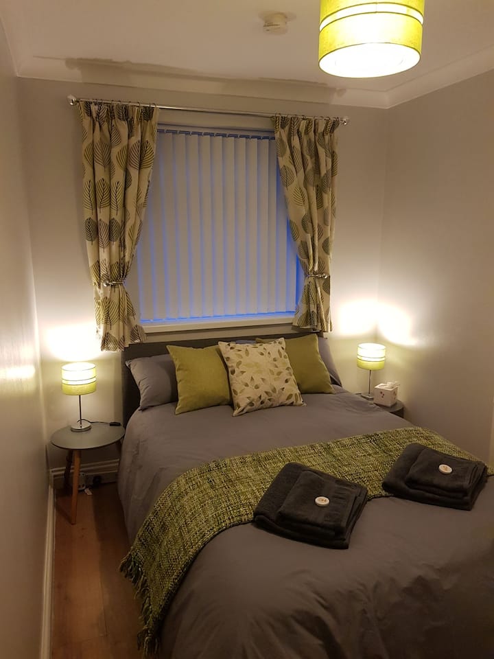 Lovely Room,double Bed.
Tea & Coffee Available. - Cheltenham