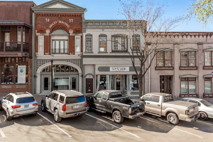 Cozy Loft Downtown Griffin - Experiment, GA