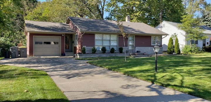 Huddle, Cuddle, & Boiler Up - Steps From Purdue - Lafayette, IN
