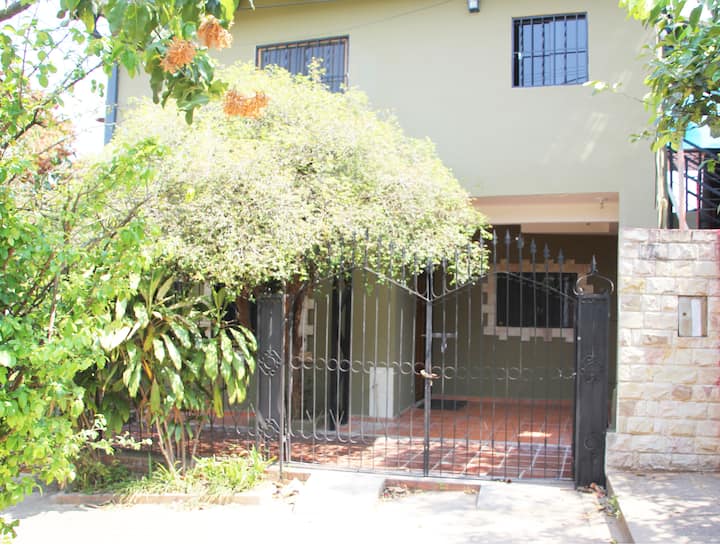 Cute Little House Plus Upstairs Apartment - Asunción