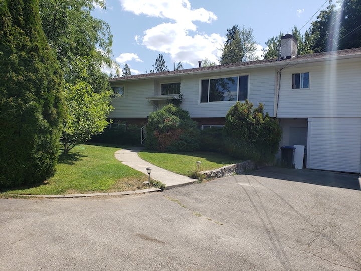 Entire Upstair -  3 Br 2bt, Beautiful Backyard - Kelowna