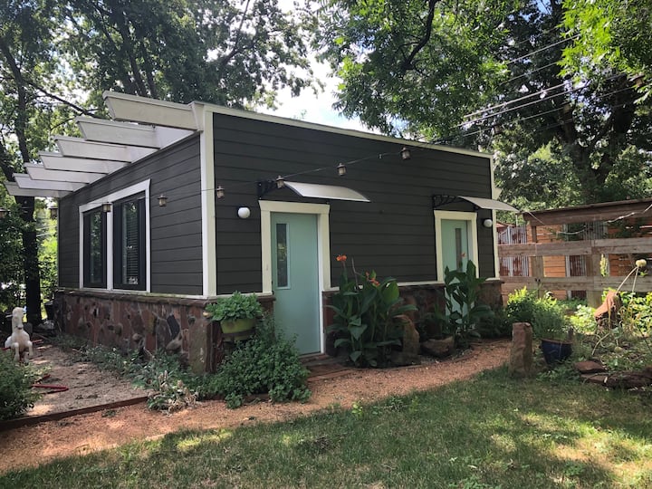 Backyard Garden Cottage In Oak Cliff - Dallas, TX