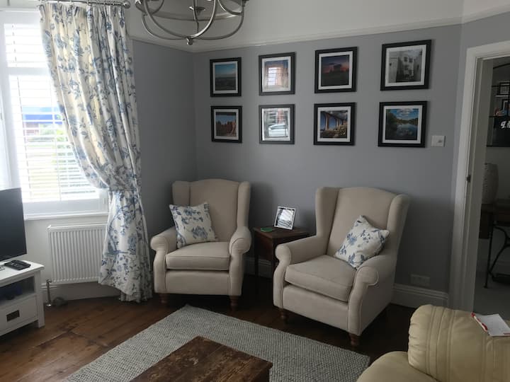 Comfy Private Bedroom W/ King Bed + Free Parking - Corby