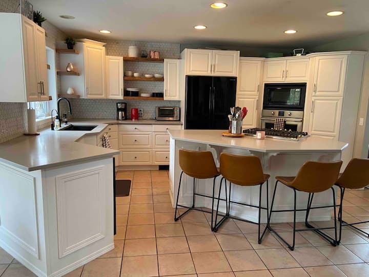 Large Full House In Central Kelowna, Pet Friendly - Kelowna