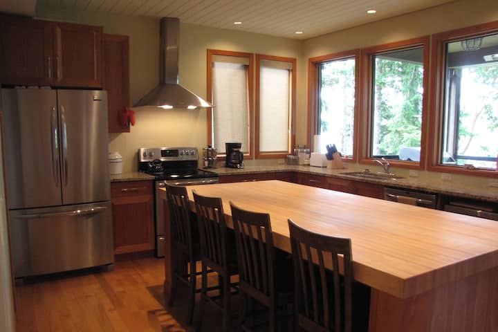 Lake Cowichan Retreat - Directly On The Lake! - Lake Cowichan