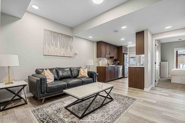 Walkout Basement Suite W/ Dedicated Parking. - Calgary