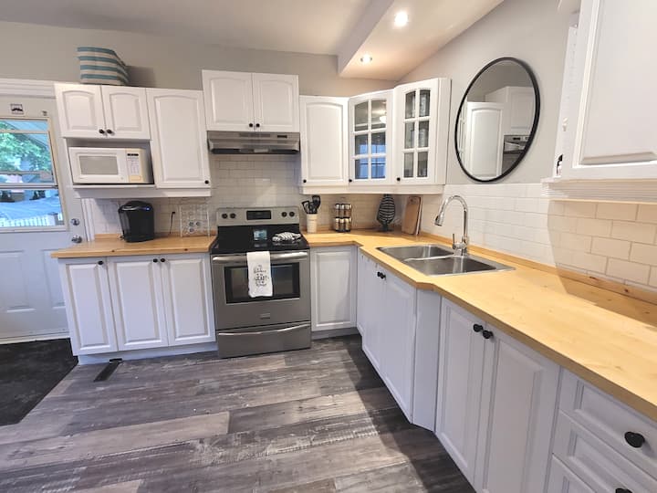 3 Bedroom Executive Home In The Heart Of Cornwall - 봄베이
