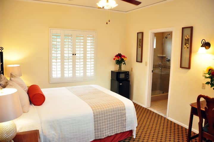Boutique Hotel Economical Queen Size Room - Santa Barbara, CA
