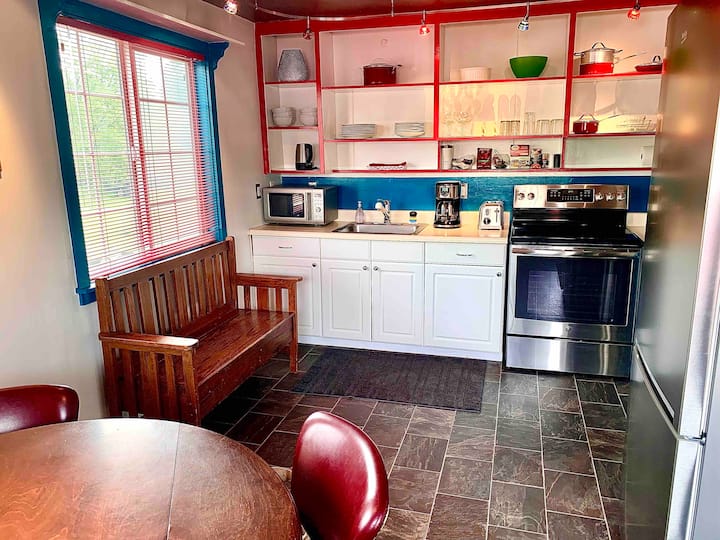 Sunflower 1127 Lovely Downtown 2 Bedroom Apt - Anchorage, AK