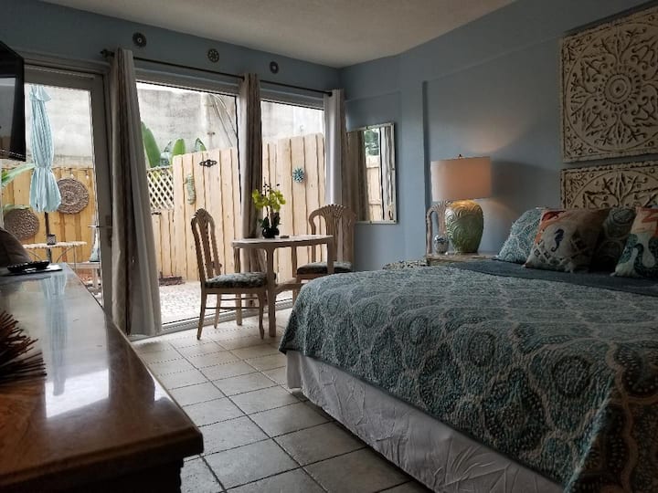 Studio W/private Patio; Steps To The Beach - Daytona Beach, FL