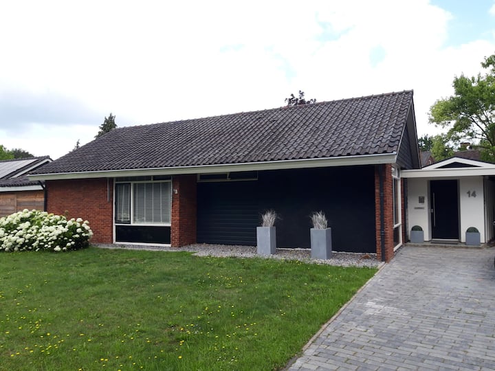 Mooi Vrijstaand Huis Met Riante Tuin - エンスヘデー