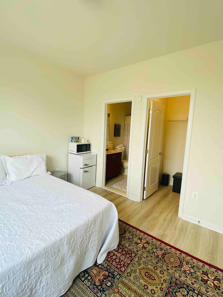 Private Bedroom With On Suite Bathroom - Ashburn, VA