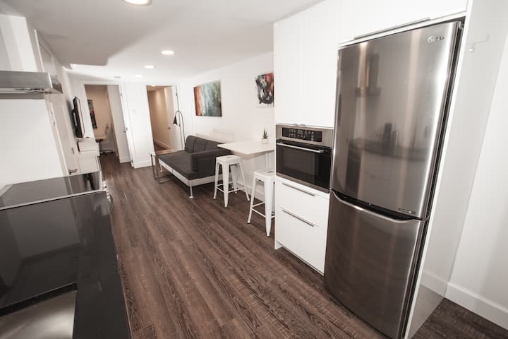 Dundas Square - Two Work Desks! - Modern Bunker - Toronto