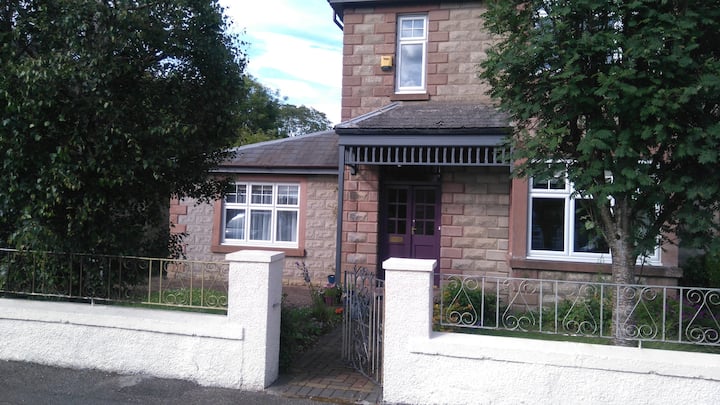 Small Apartment With Double Bed, Inverness. - インヴァネス