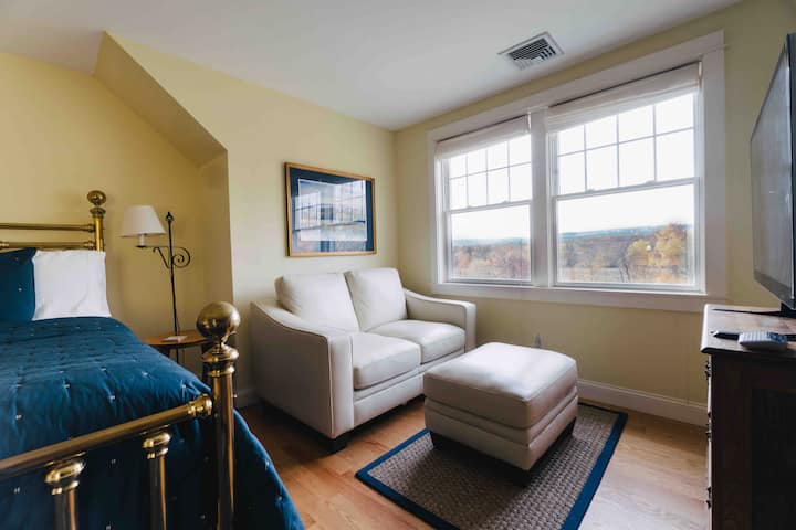Panoramic Moutain Views From Riverfront Bedroom - Gardiner, NY