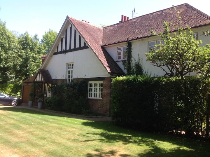 Double Room In A Spacious House. - Guildford