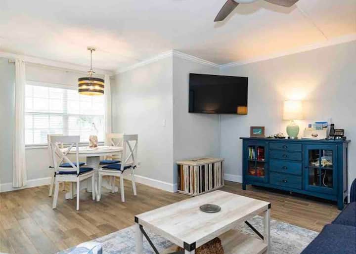 Beachfront 1br With Pool - Holmes Beach, FL
