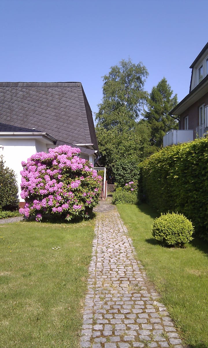Sweet Cottage With It`s Own Parking Lot! - Hamburg Airport (HAM)