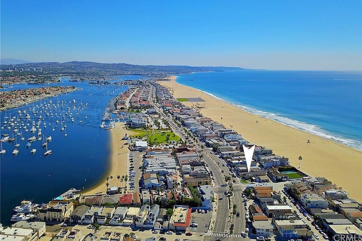 5 Bedroom Beach Home With Rooftop Deck And Spa - Newport Beach, CA