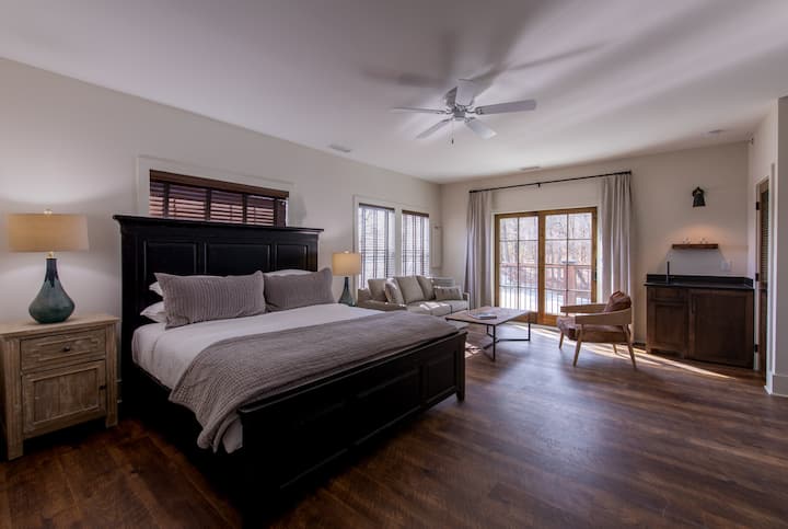 Deluxe Suite With Balcony At The Manor - Blowing Rock, NC