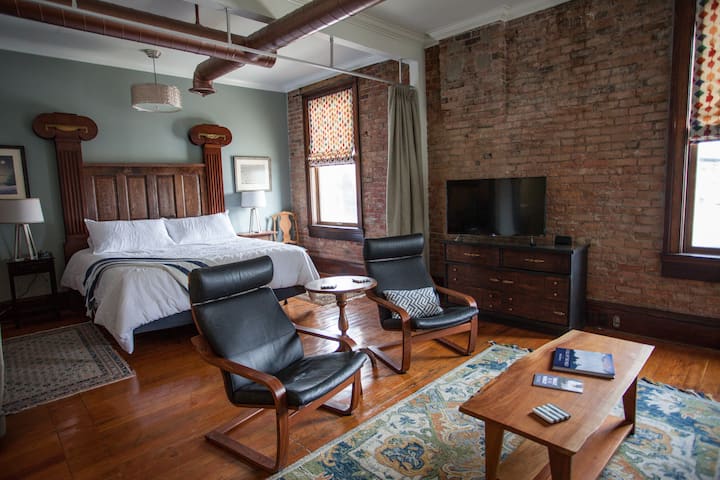 Heaven: Hip Downtown Livingston Loft - Livingston, MT