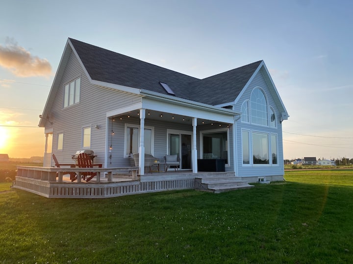 Beautiful Waterfront Cottage In New London - Prince Edward Island