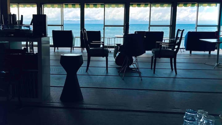 目の前に広がる海。潮風と波の音が癒しの時間を与えてくれます。 - 新潟市