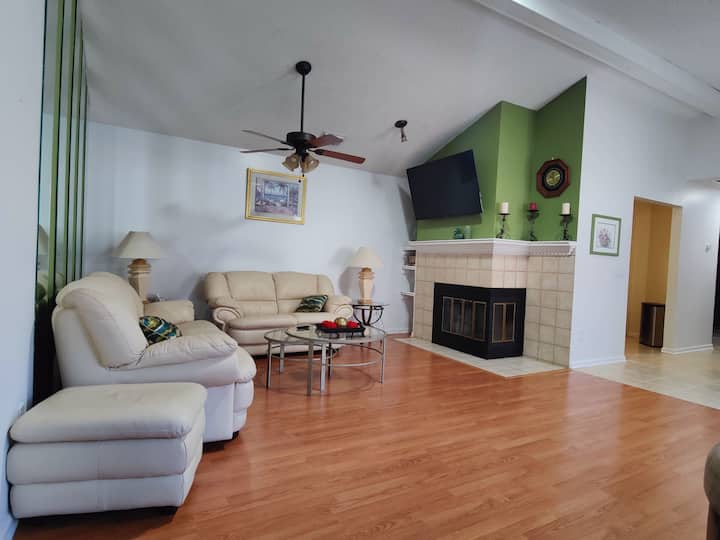 Quiet Townhouse Backyard. Pet Friendly. I-95. - Jacksonville, FL