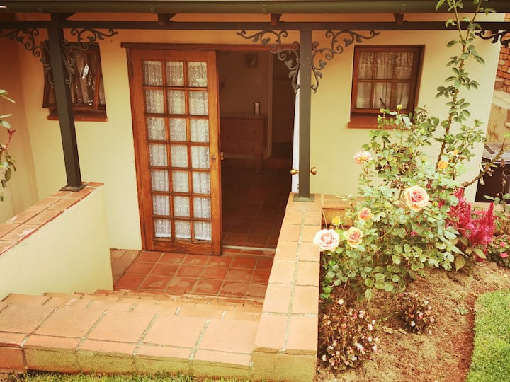 Private Flat, Wi-fi, Secure Parking & Pool, Dstv. - Germiston
