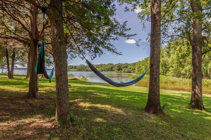 Peaceful Water Front Lake Cabin - Huge Lot + Kayak \/ Sup - Log Cabin, TX