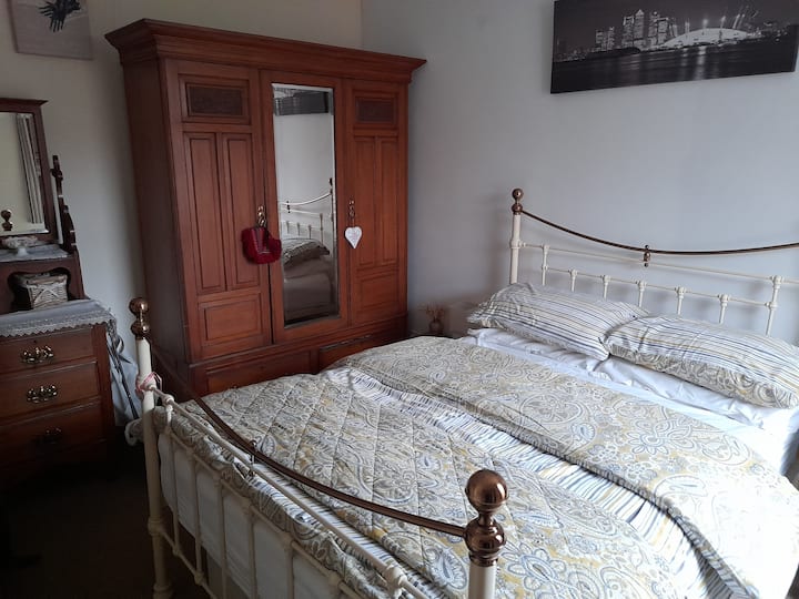 Double Room In Classic Edwardian Family Home. - Nottingham