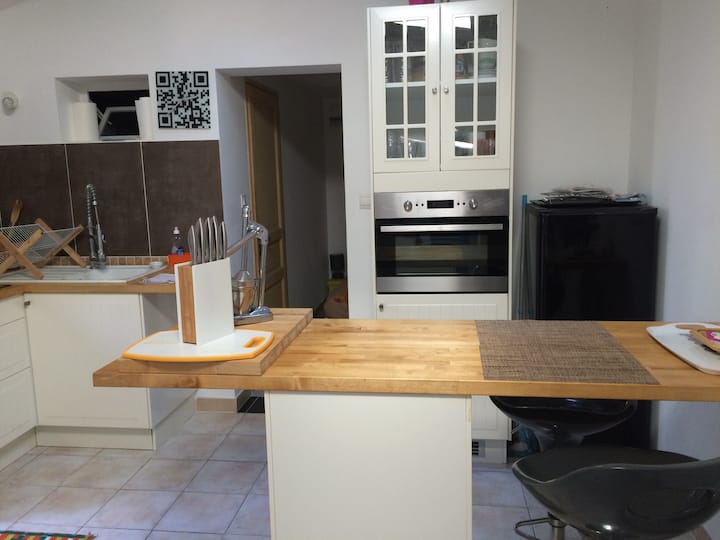 Joli Studio Meuble Et Equipe A Piolenc - Orange