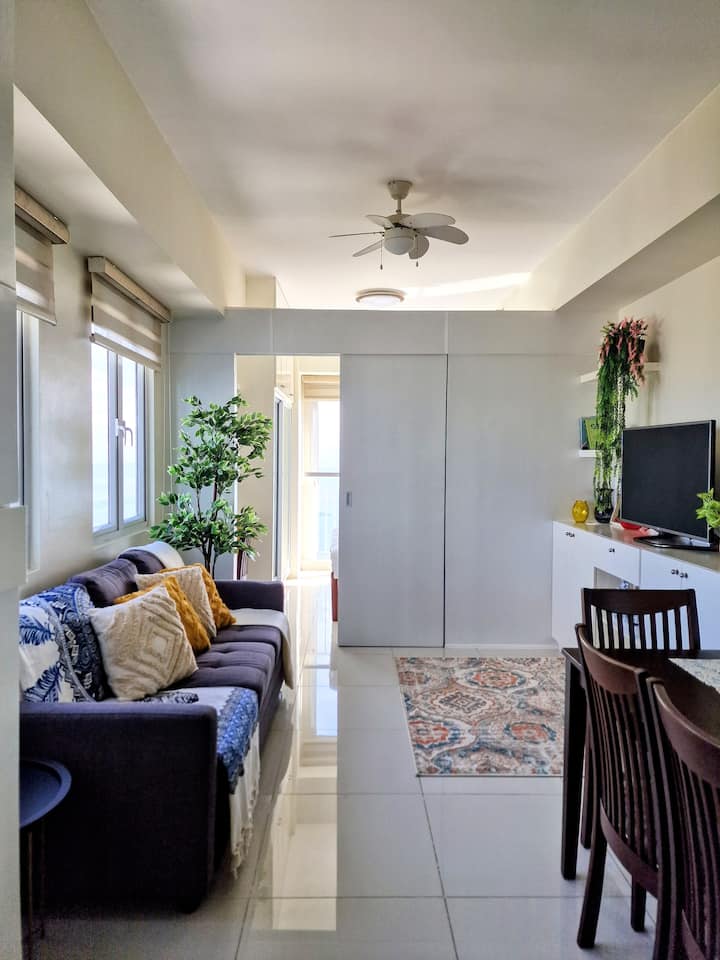 Taal Views In A Modern European Apartment - Tagaytay